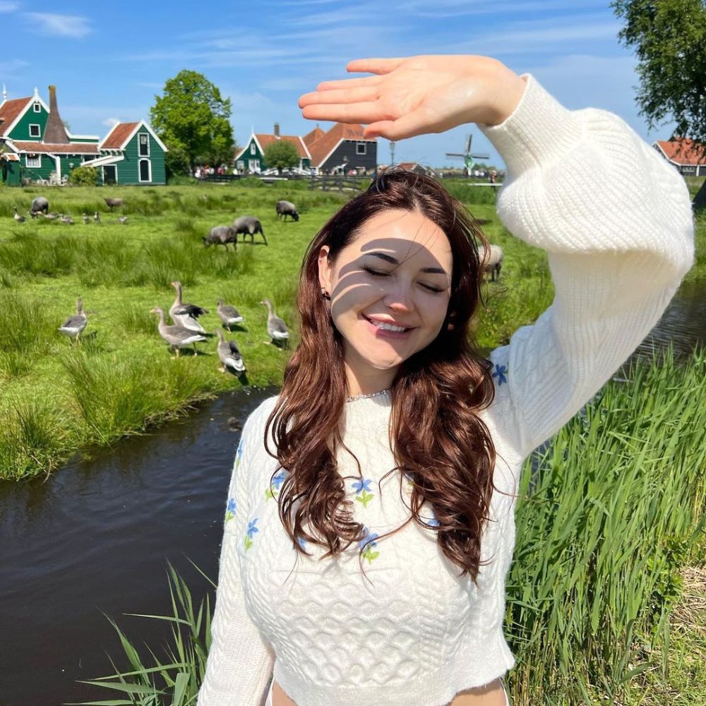 Alix Earle Discusses Acne, Accutane And TikTok Stardom | BEAUTY/crew