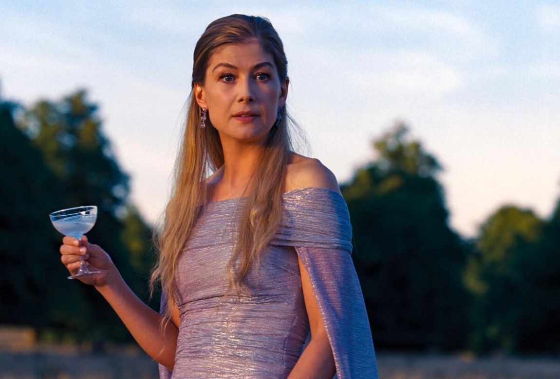Rosamund Pike's Saltburn Makeup Look | BEAUTY/crew