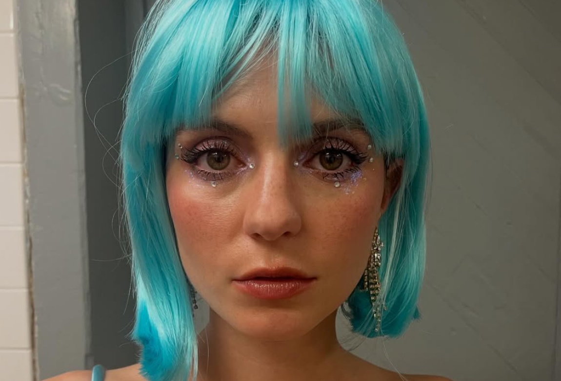 Poppy's Makeup In 'People We Meet On Vacation': The Exact Products Used ...